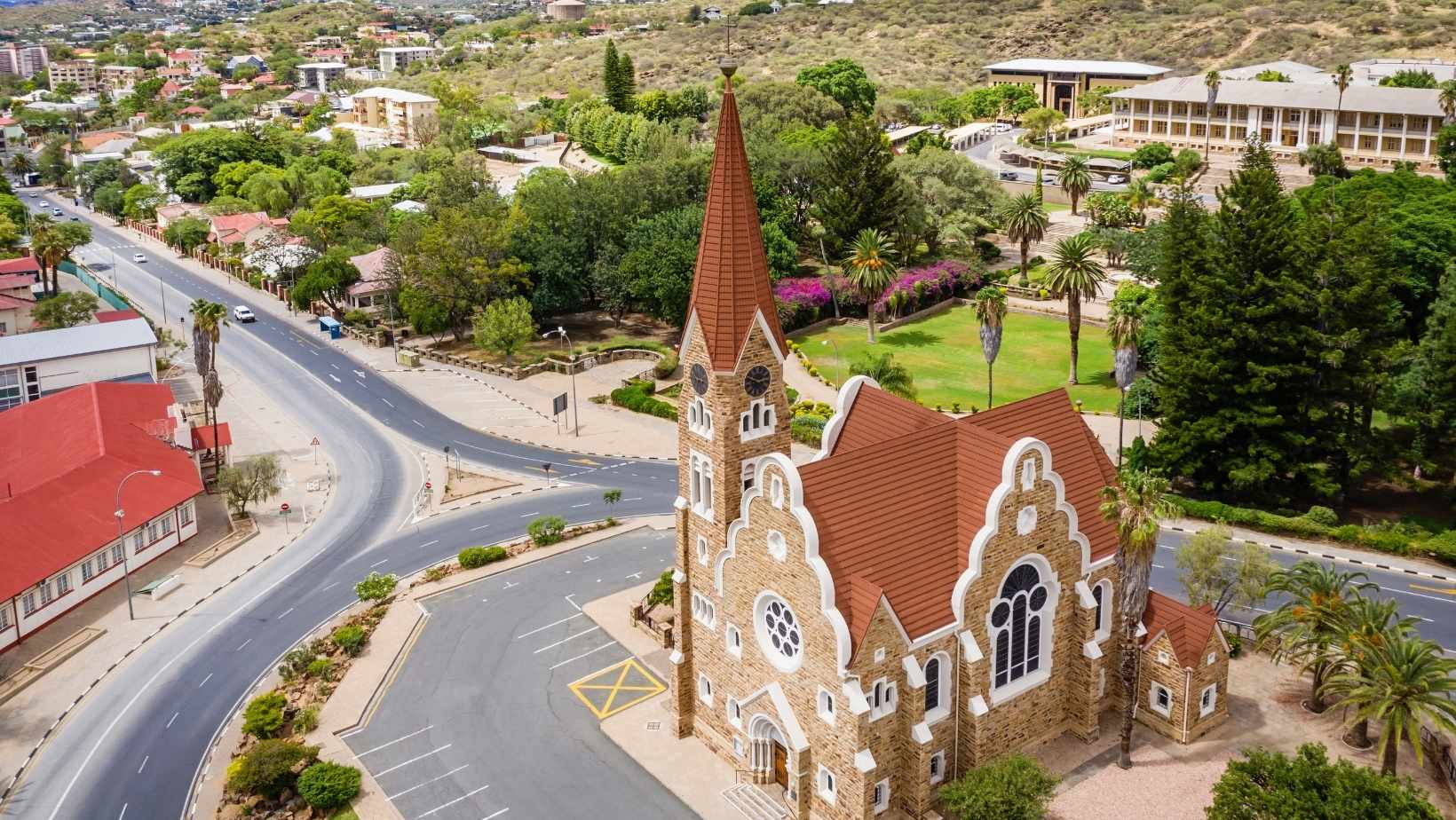 Windhoek (Namibia): piccola città capitale coloniale montana turistica