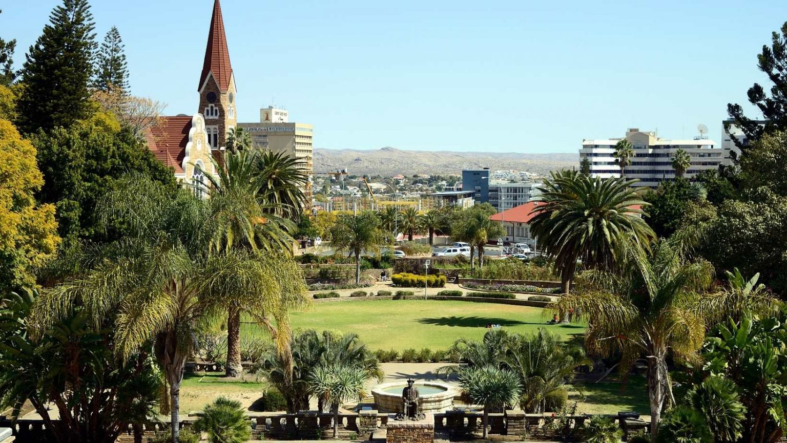 Windhoek (Namibia): piccola città capitale coloniale montana turistica